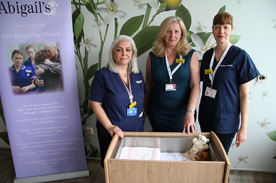 Special cot helps grieving parents make memories | Guy's and St Thomas ...