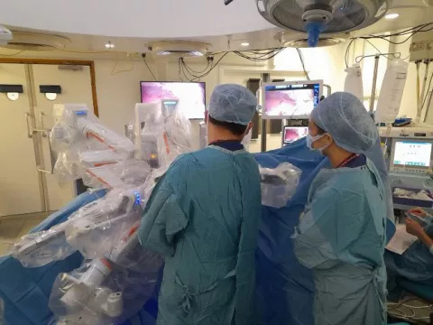 New surgical robot makes UK debut at Guy’s and St Thomas’ | Guy's and ...